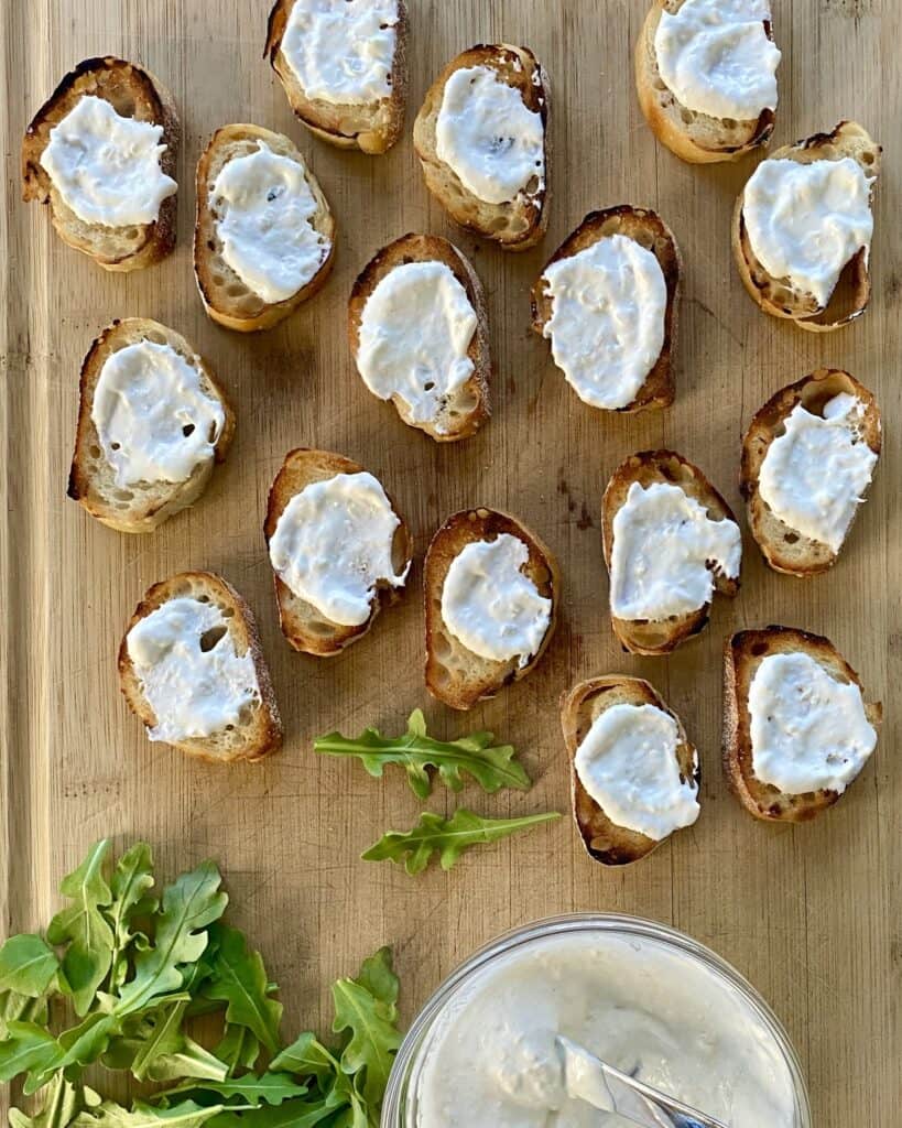 Roast Beef Crostini with Horseradish Cream