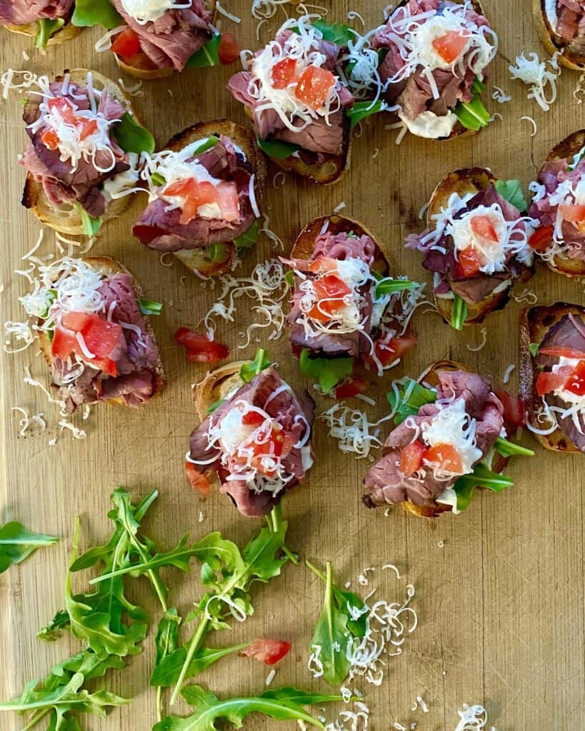 Roast Beef Crostini with Horseradish Cream